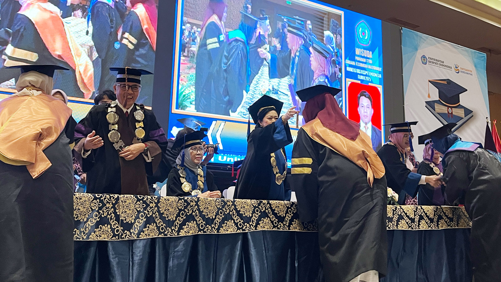 URINDO GELAR WISUDA 2025 – URINDO